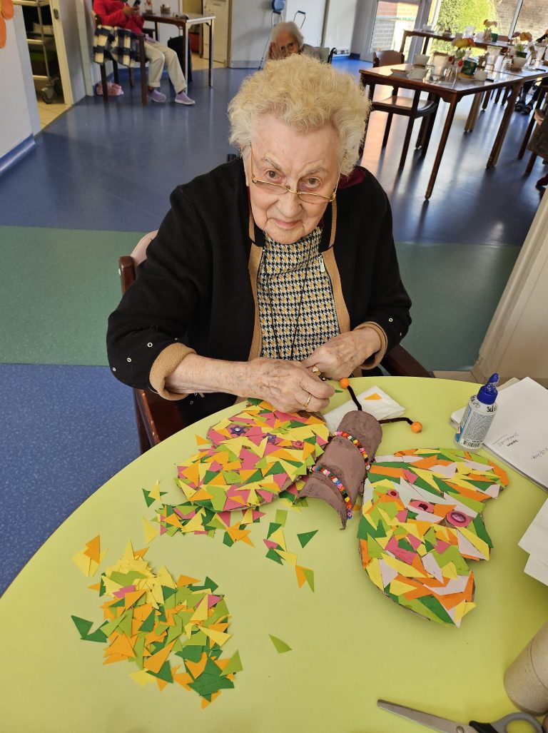 Activité manuelle à Quarouble ! - EHPAD du Hainaut